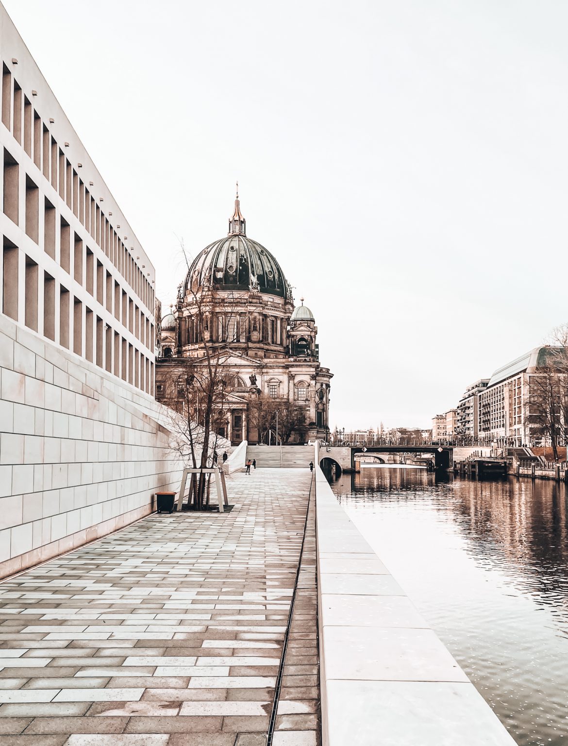 Discovering the 5 iconic highlights when traveling solo to Berlin, Germany.