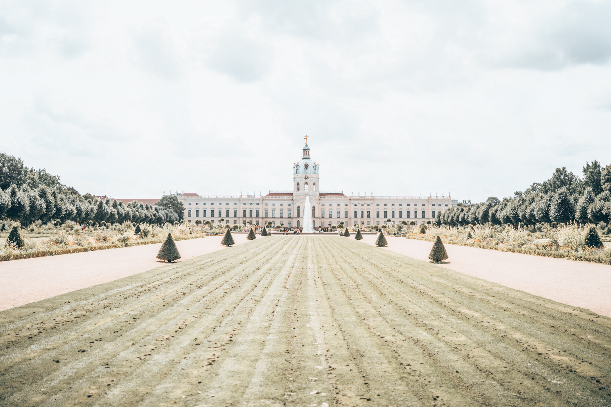Discovering the 5 iconic highlights when traveling solo to Berlin, Germany.