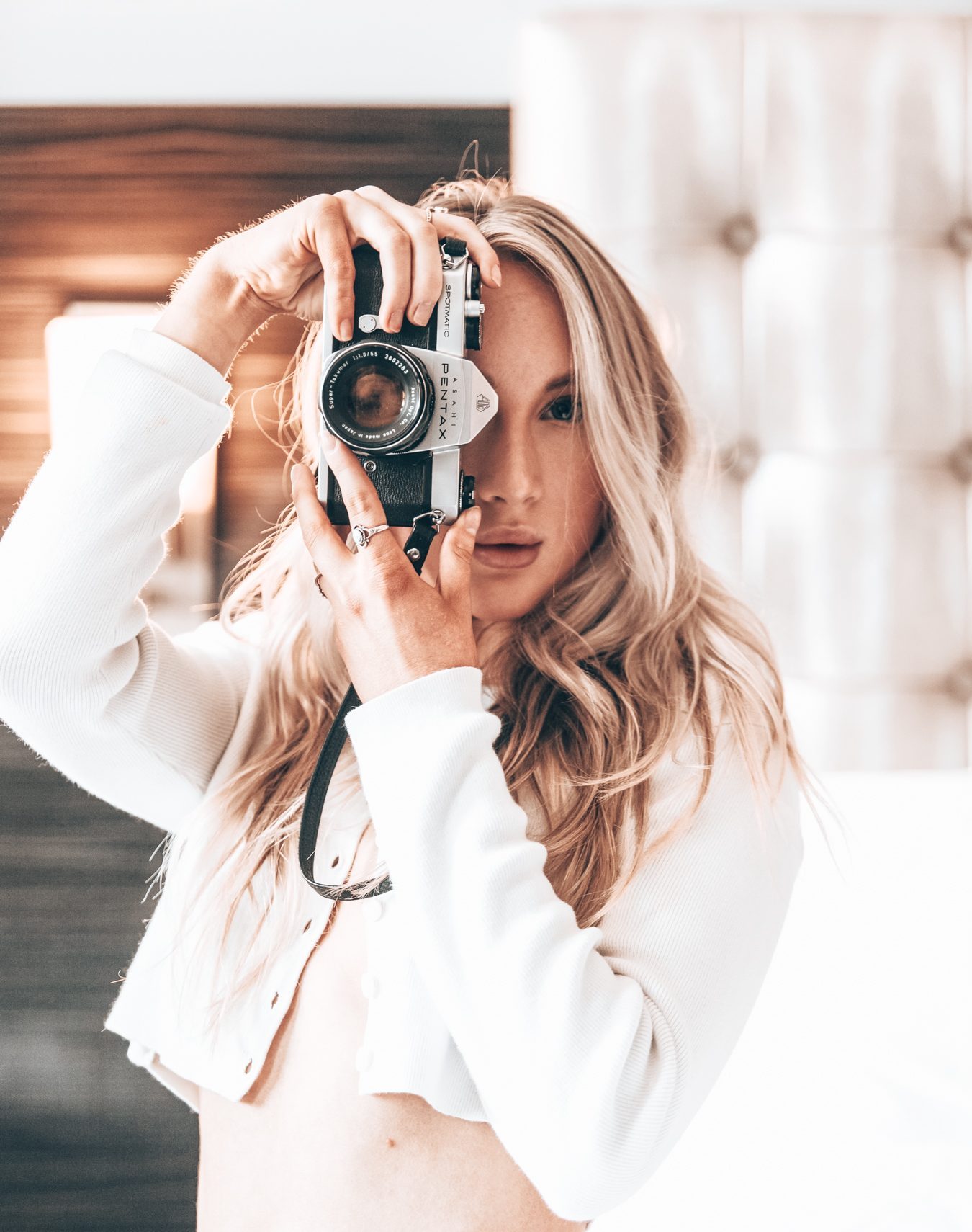 How to take amazing photos of yourself when traveling solo?