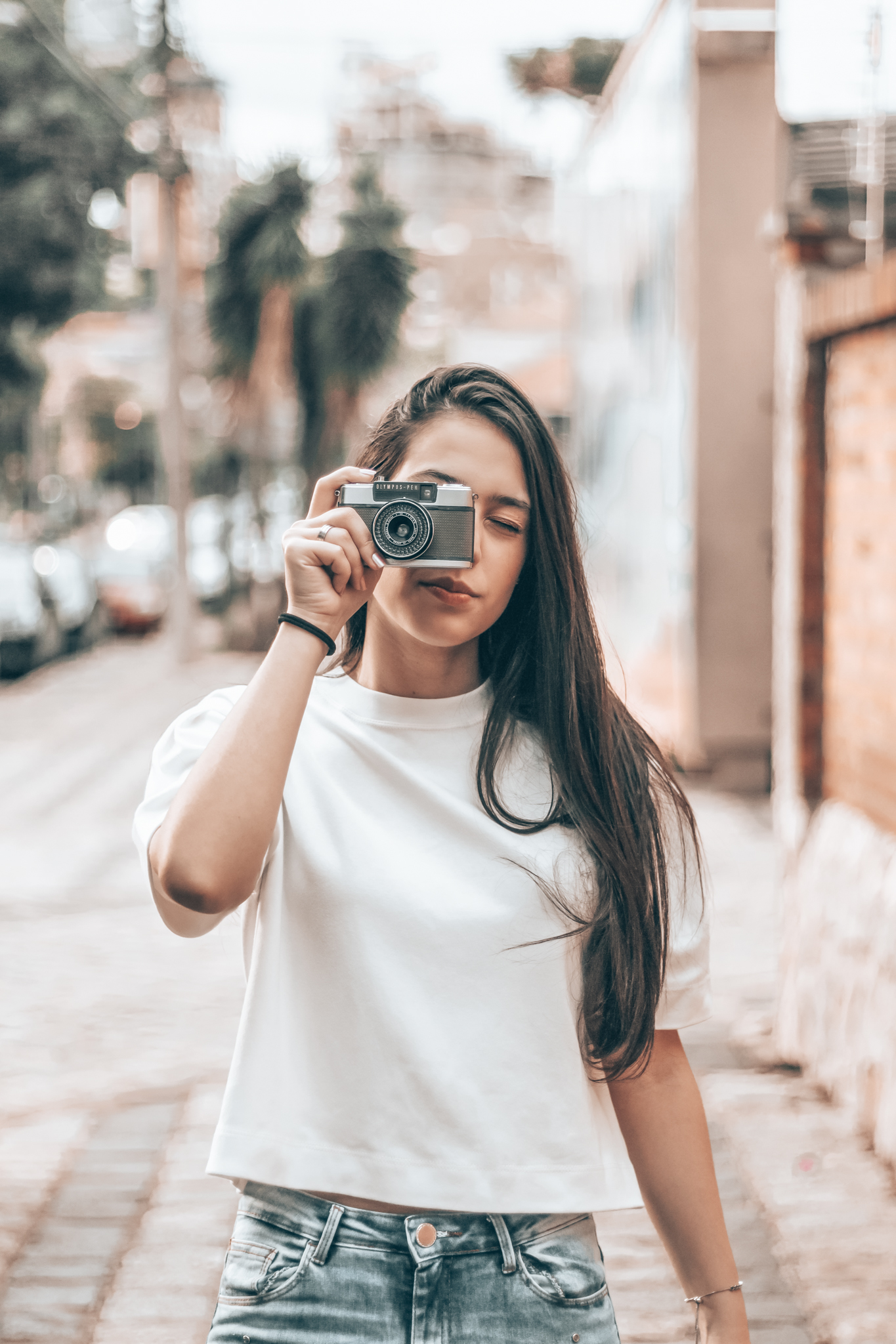 How to take amazing photos of yourself when traveling solo?